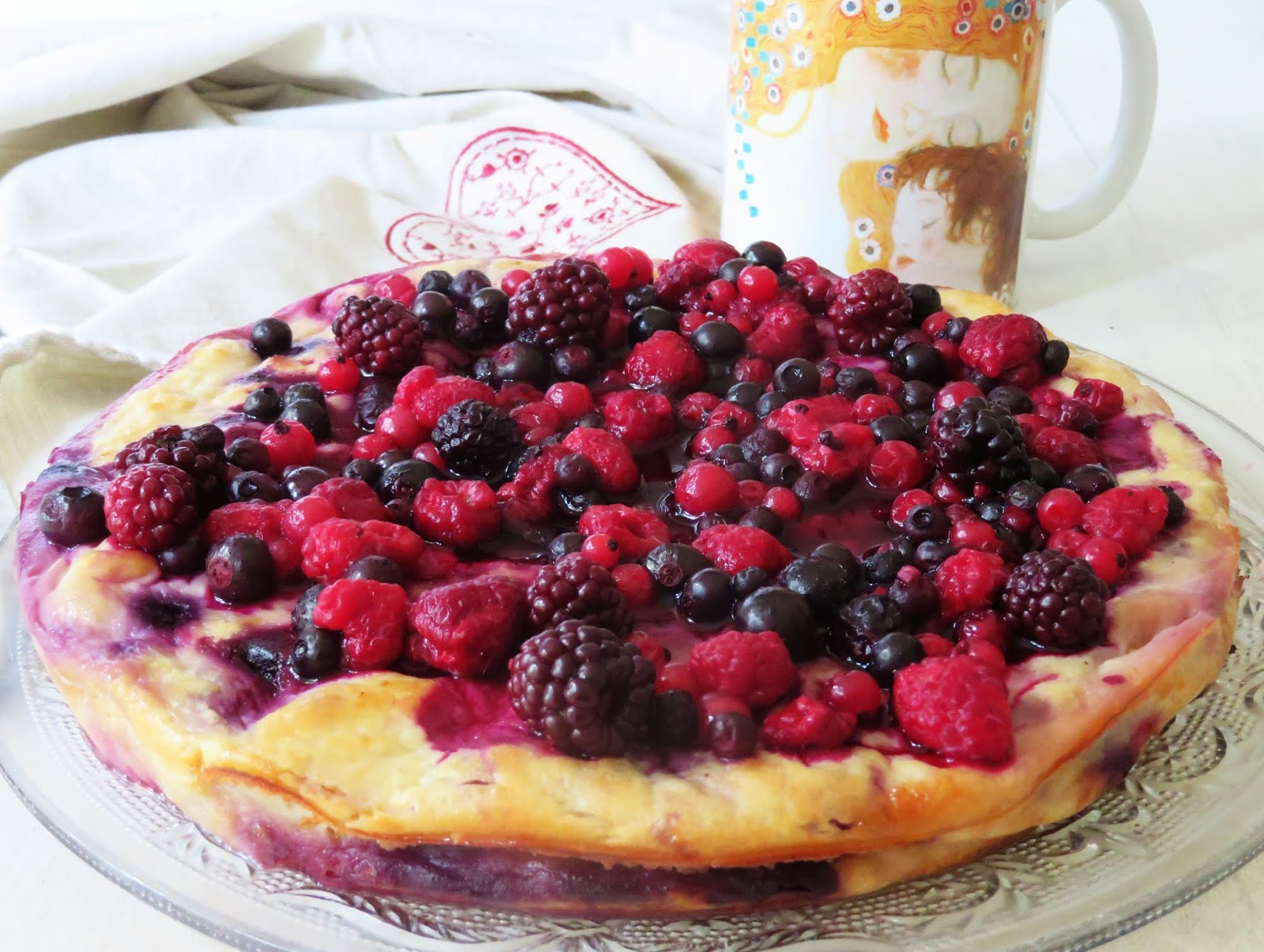 Clafoutis aux pêches et aux fruits rouges - Ma petite cuisine gourmande ...