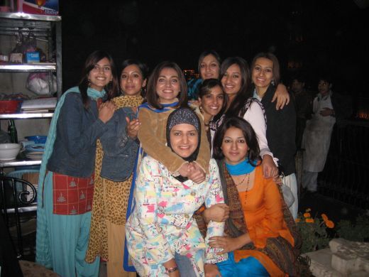 Pakistani girls group Pictures | Cellular Phone