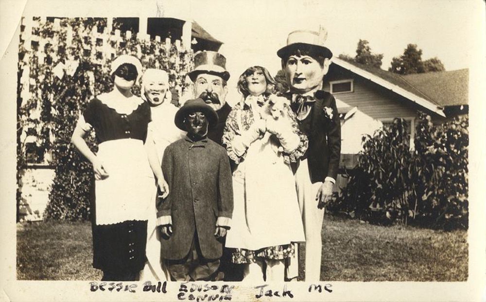 40 Spooky and Kooky Vintage Halloween Snapshots From Between the 1920s ...