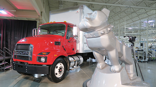 DIECIOCHO RUEDAS: NOVEDAD… MACK VUELVE A LOS CAMIONES MEDIANOS Y ...