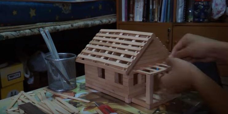 Cara Membuat Miniatur Rumah Dari Stik Es Krim Disertai Gambarnya - NaraMedia