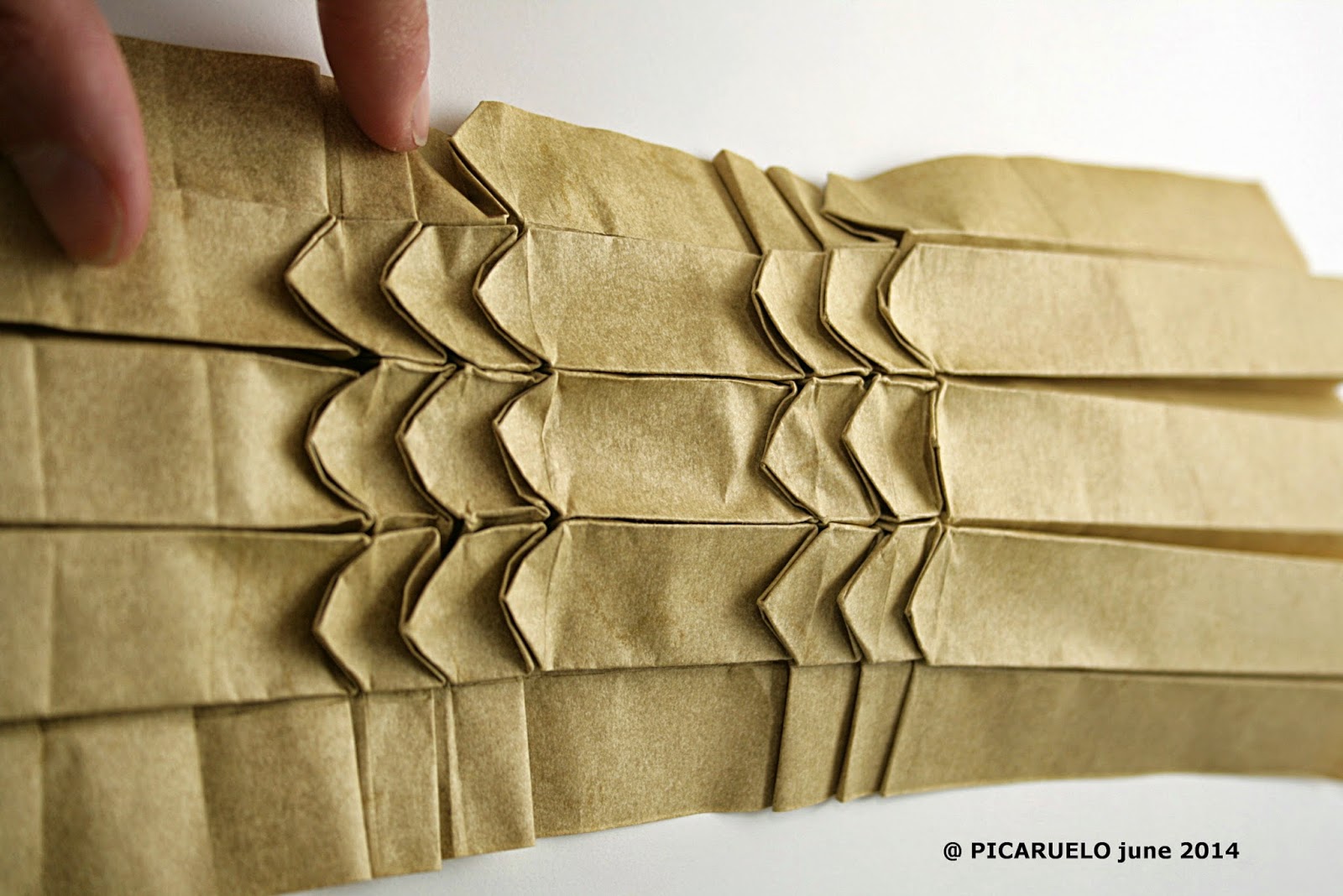 Picaruelo's origami: THE SAXOPHONE