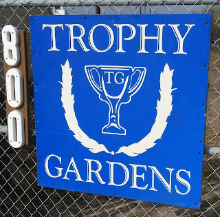 Trophy Gardens RV Resort: Entering Trophy Gardens