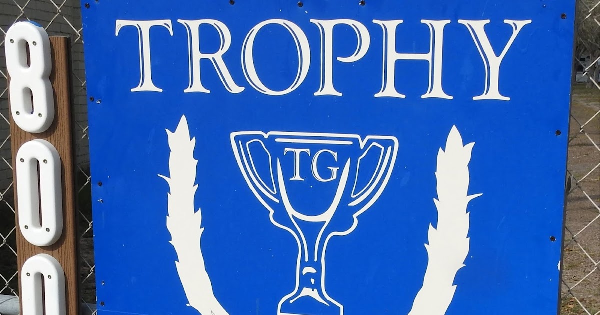 Trophy Gardens RV Resort: Entering Trophy Gardens