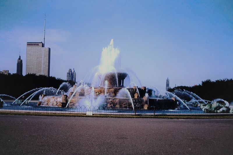 35 Amazing Photos Capture Street Scenes of Chicago in the 1950s ...