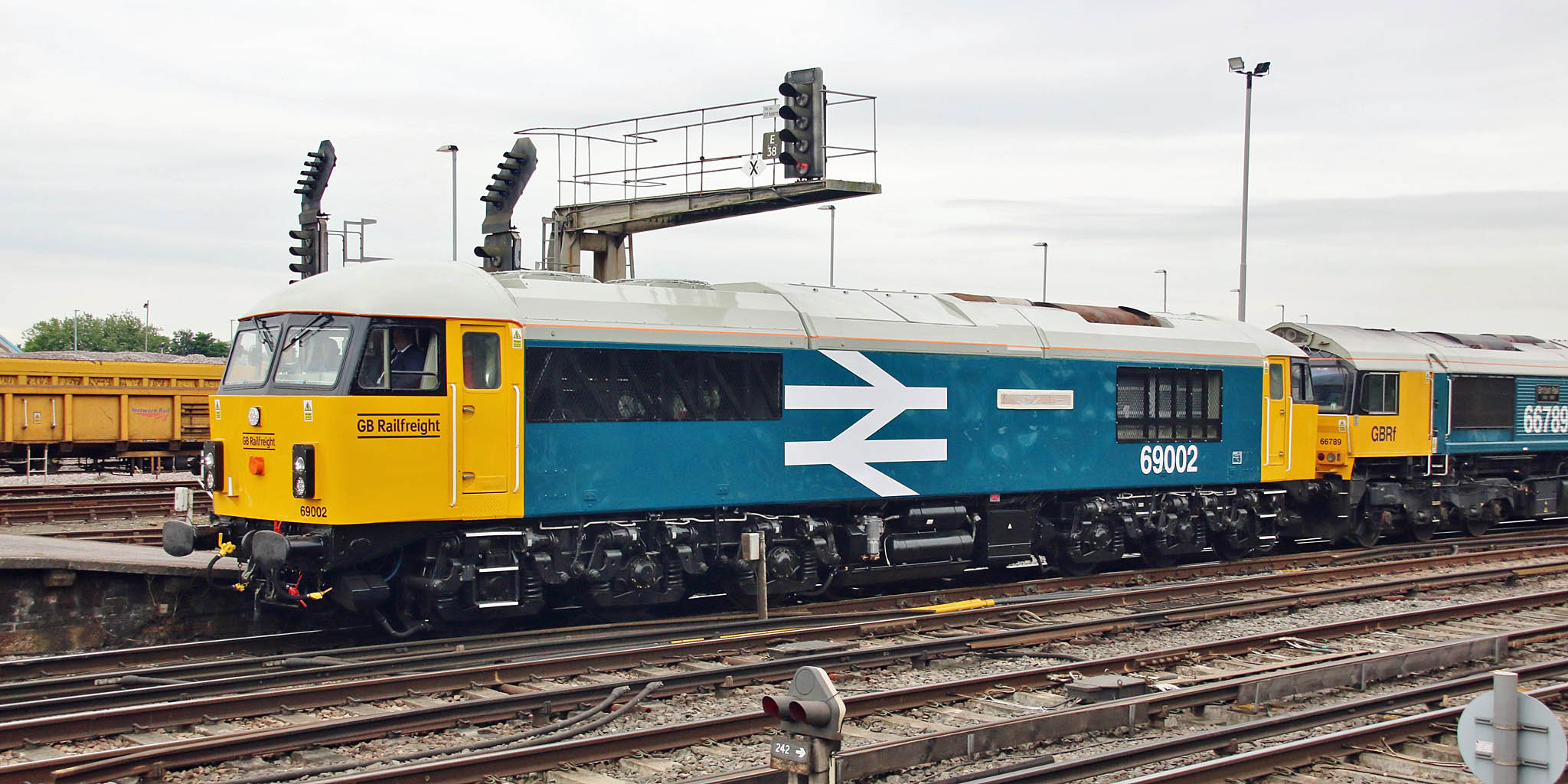 47s and other Classic Power at Southampton: 69002 departs Eastleigh for ...