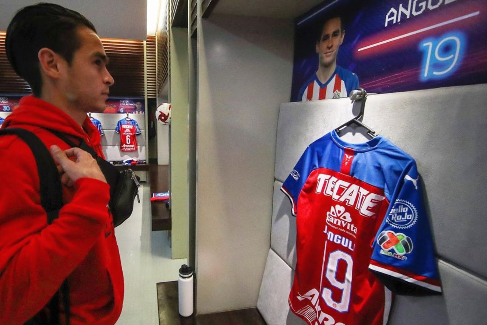 JESÚS ANGULO ESPERA SU TURNO EN CHIVAS - ¡CHIVAS A GANAR!