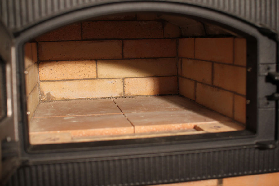 Talo pellon laitaan: Leivinuunin ja puuhellan muuraus