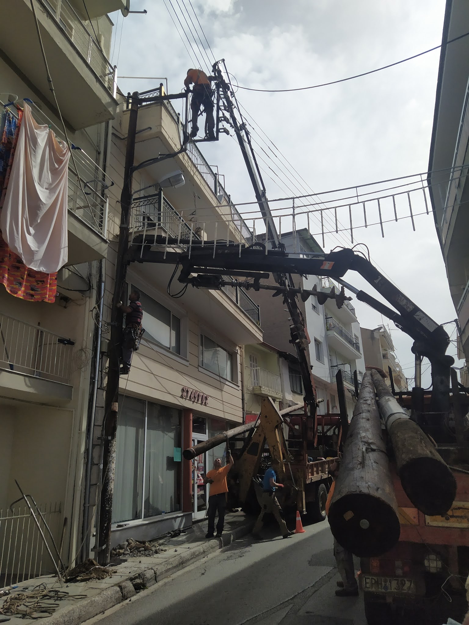 Αντικατάσταση κολόνας της ΔΕΗ στη Μητροπόλεως (φωτογραφίες) – fouit.gr