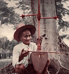 8. Alat Musik Tradisional Jawa Barat - Rebab / Lengek