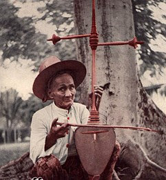 8. Alat Musik Tradisional Jawa Barat - Rebab / Lengek