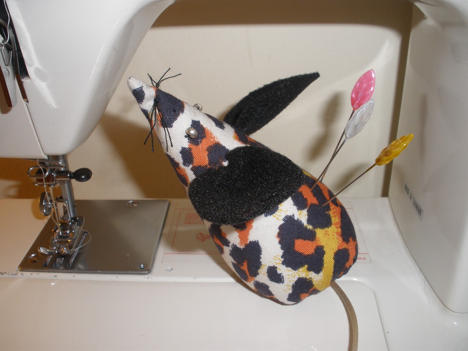 [Amy's] Crafty Shenanigans: Mouse pincushion tutorial