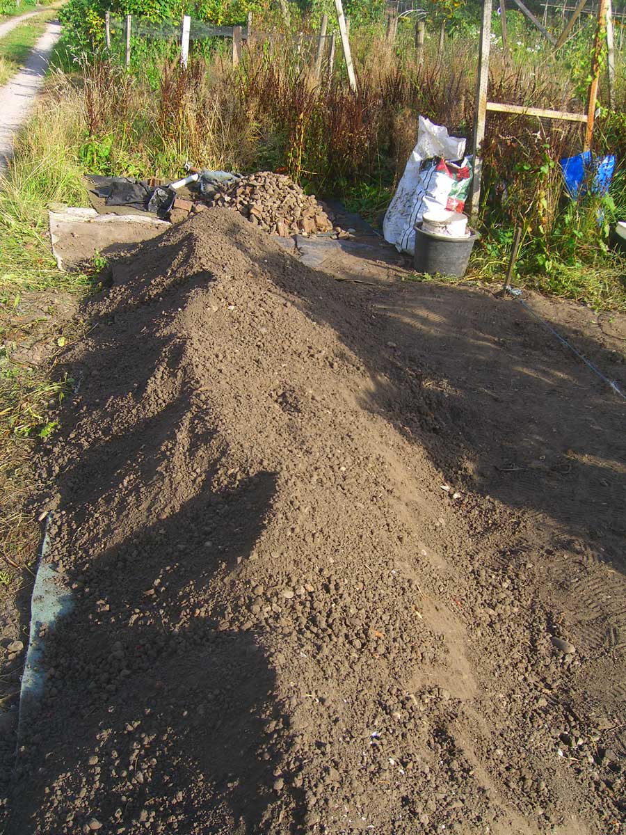 Allotment Garden: Starting to clear and triple dig a new allotment.(2)