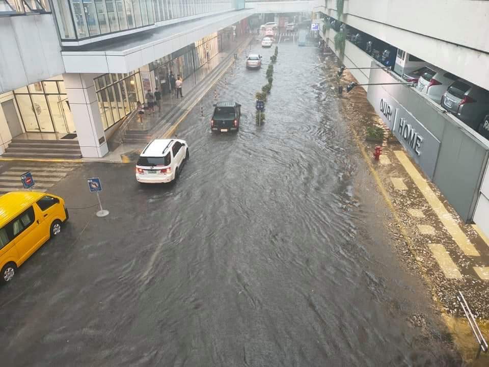 Isang Mall sa Metro Manila, binaha ang loob dahil sa malakas na buhos ng Ulan - Daily Feed Planet