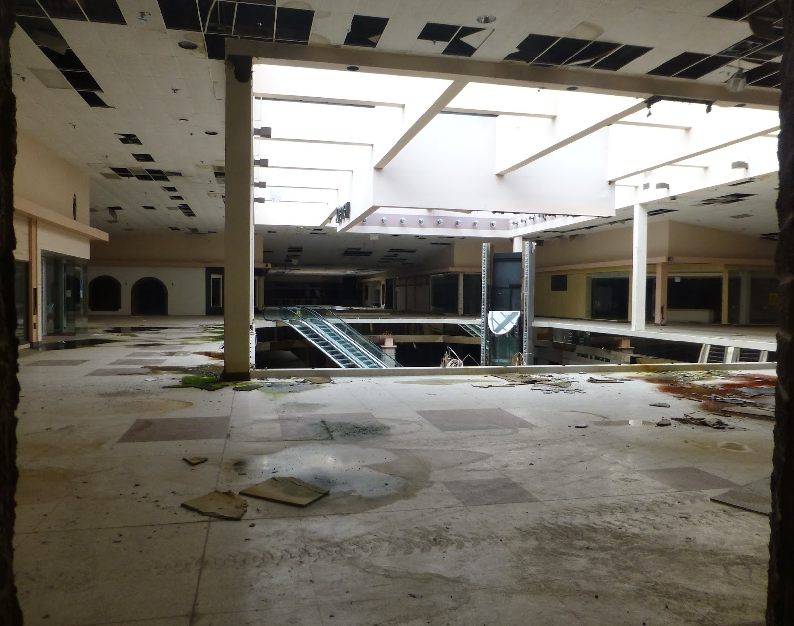 Dead and Dying retail: Rolling Acres Mall in Akron, Ohio