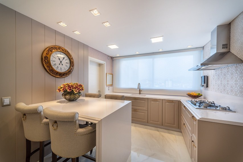 Cozinha clássica e sofisticada cor fendi com marcenaria exclusiva ...