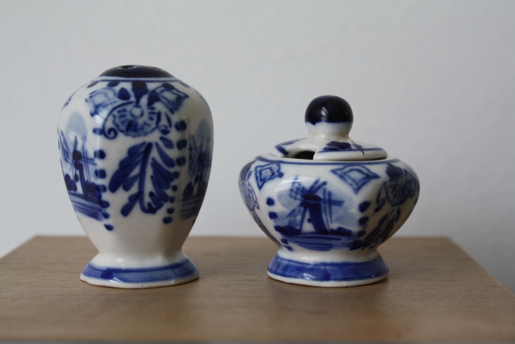 Tio Him & Co.: Set tempat lada dan garam keramik lawas / Vintage ...