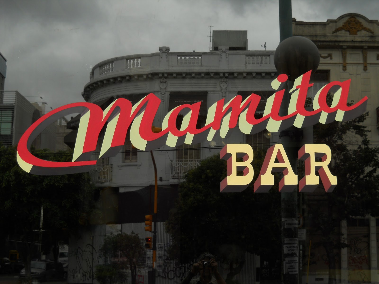 Letras en #Diseño: Mamita Bar, Av. A.Thomas y Olleros