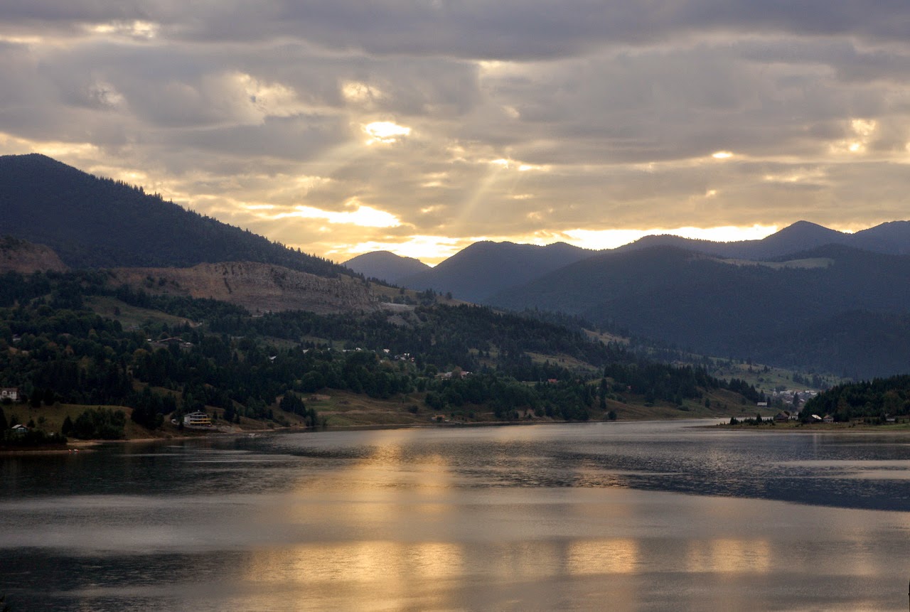 Lacul Colibita, vacanta de vis in inima Transilvaniei, la poalele ...