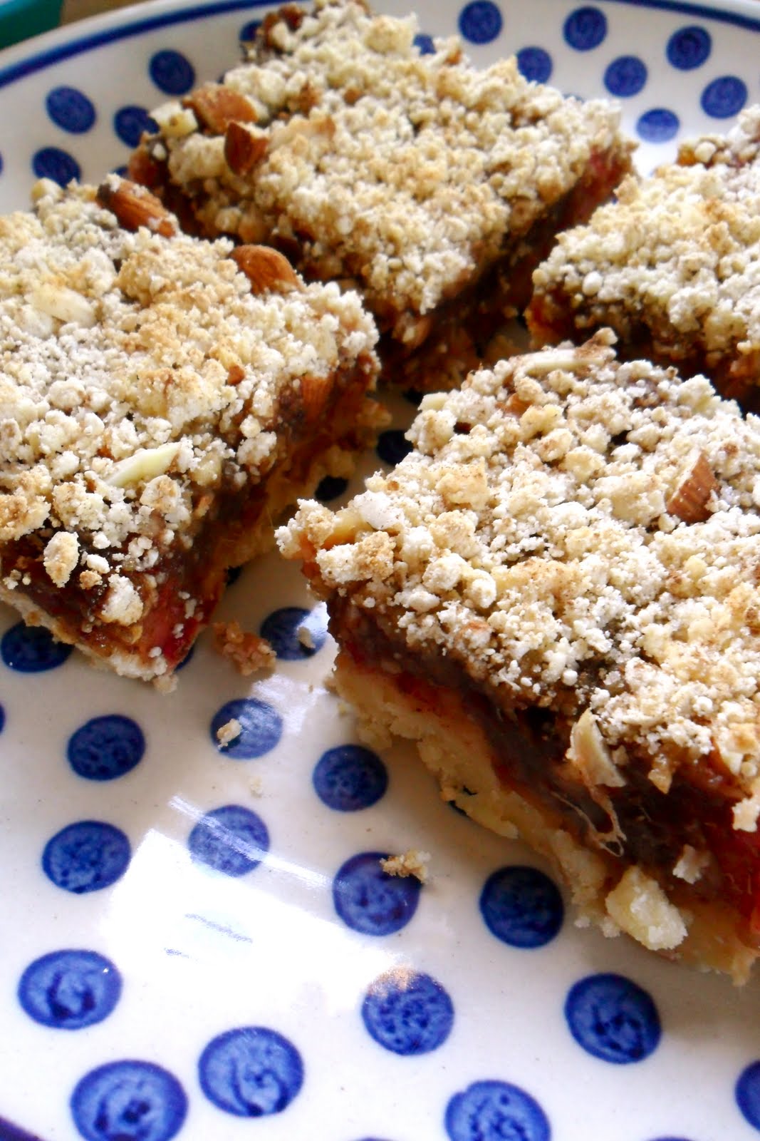 Bake n' Beebz: Gluten free and fat free Strawberry and Date crumble bars.