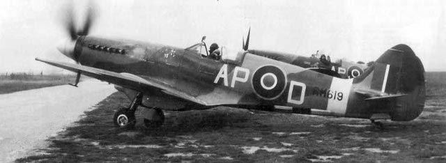 World War II in Pictures: Comparing Late-War Spitfire and Mustang Fighters