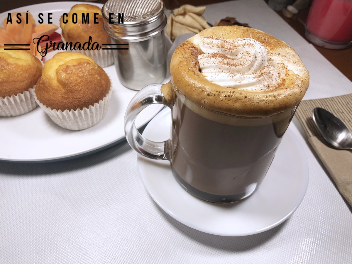 Así se come en Granada.: Mokaccino con miel y sin lactosa