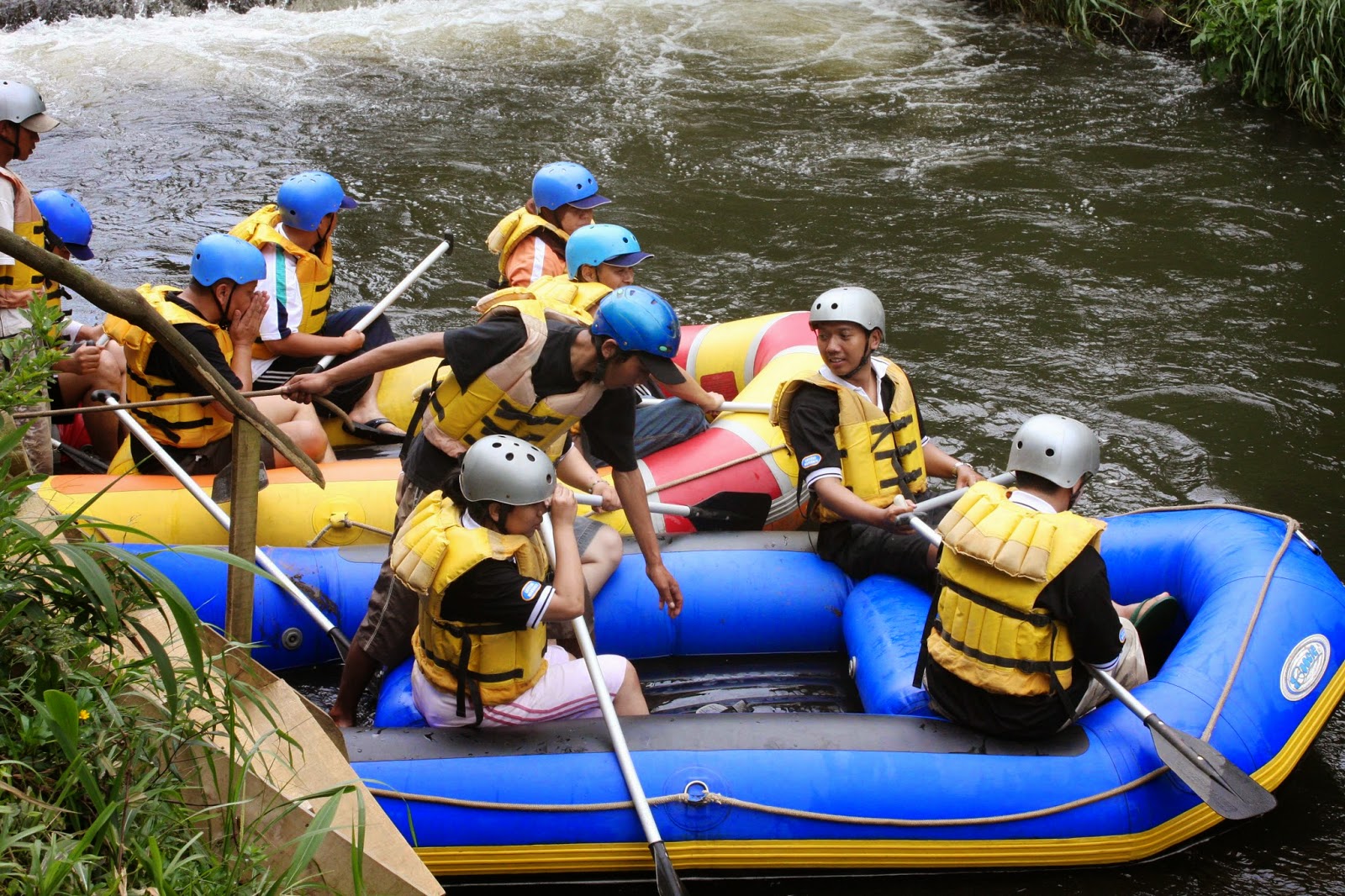 RAFTING SUBANG RAFTING CIPUNAGARA ARUNG JERAM SUBANG DI SUNGAI ...
