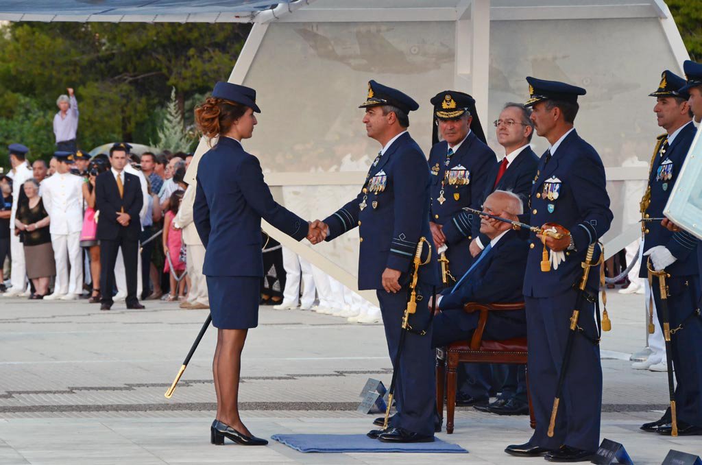ΣΤΗΝ ΣΧΟΛΗ ΙΚΑΡΩΝ ΟΡΚΙΣΤΗΚΑΝ ΚΑΙ ΠΑΡΕΛΑΒΑΝ ΞΙΦΗ ΟΙ ΝΕΟΙ ΑΝΘΥΠΟΣΜΗΝΑΓΟΙ ...