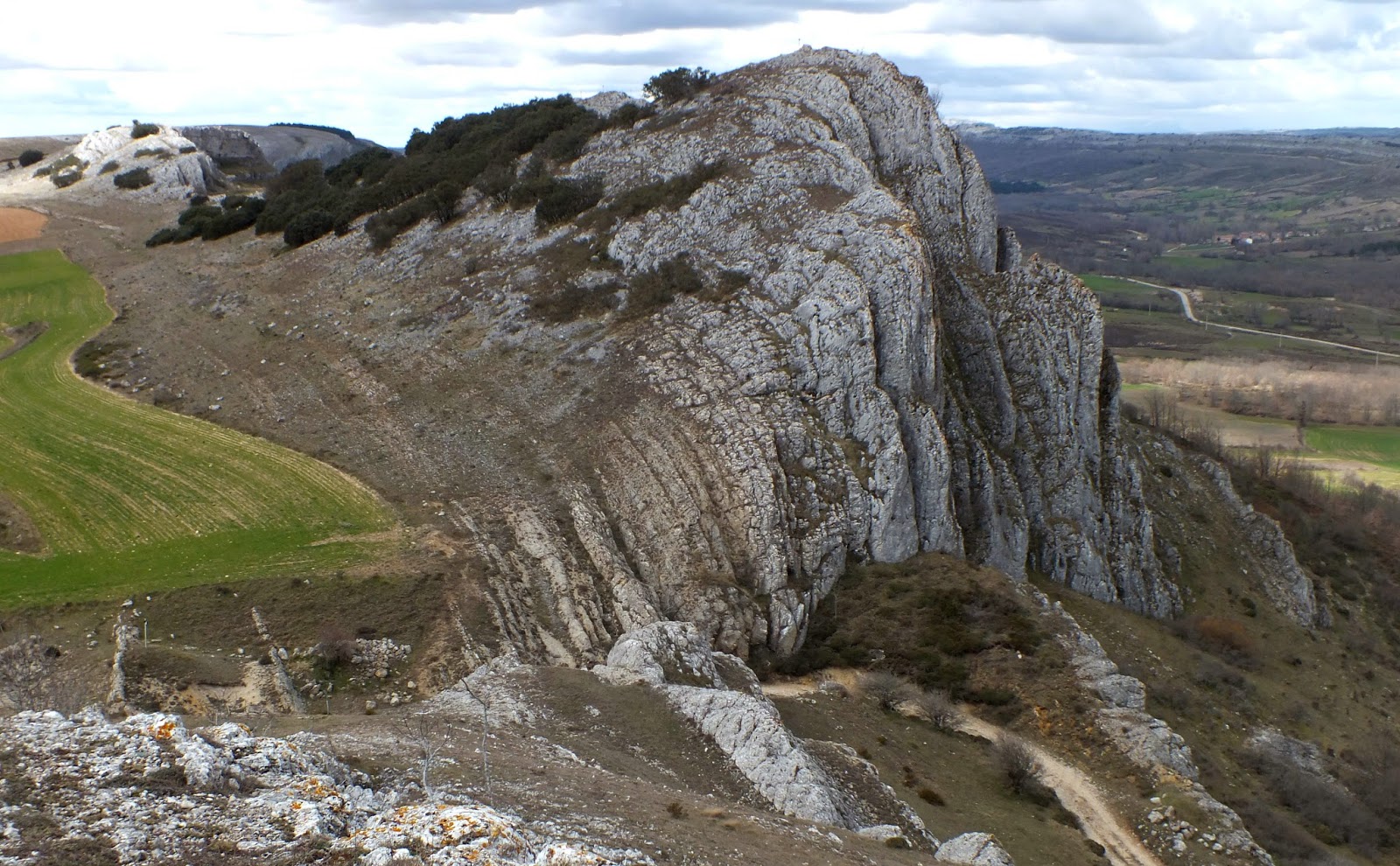 Estratos, pliegues y fallas: Fallas escalonadas en las loras de los ...