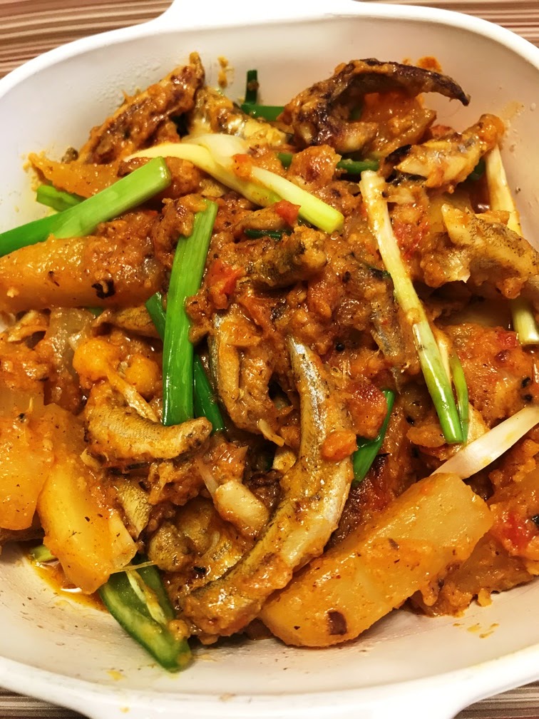 Chumkie's Kitchen : Choto Mach'er Chorchori - Stir-Fried Smelt