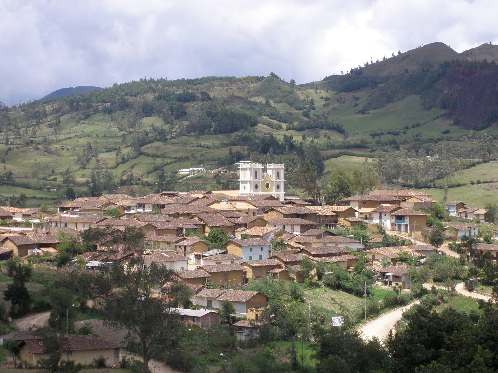 LEYENDAS Y TRADICIONES: CHUQUIRIBAMBA: fiesta y las escaramuzas