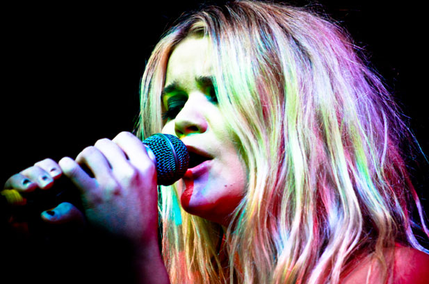 Celebrity Trends Today Gallery: ellie goulding picture singing