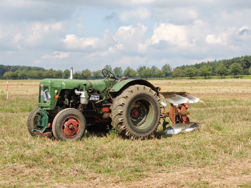 Rozhledy konzervativní 010: Staré traktory připomínají vyspělou kulturu ...