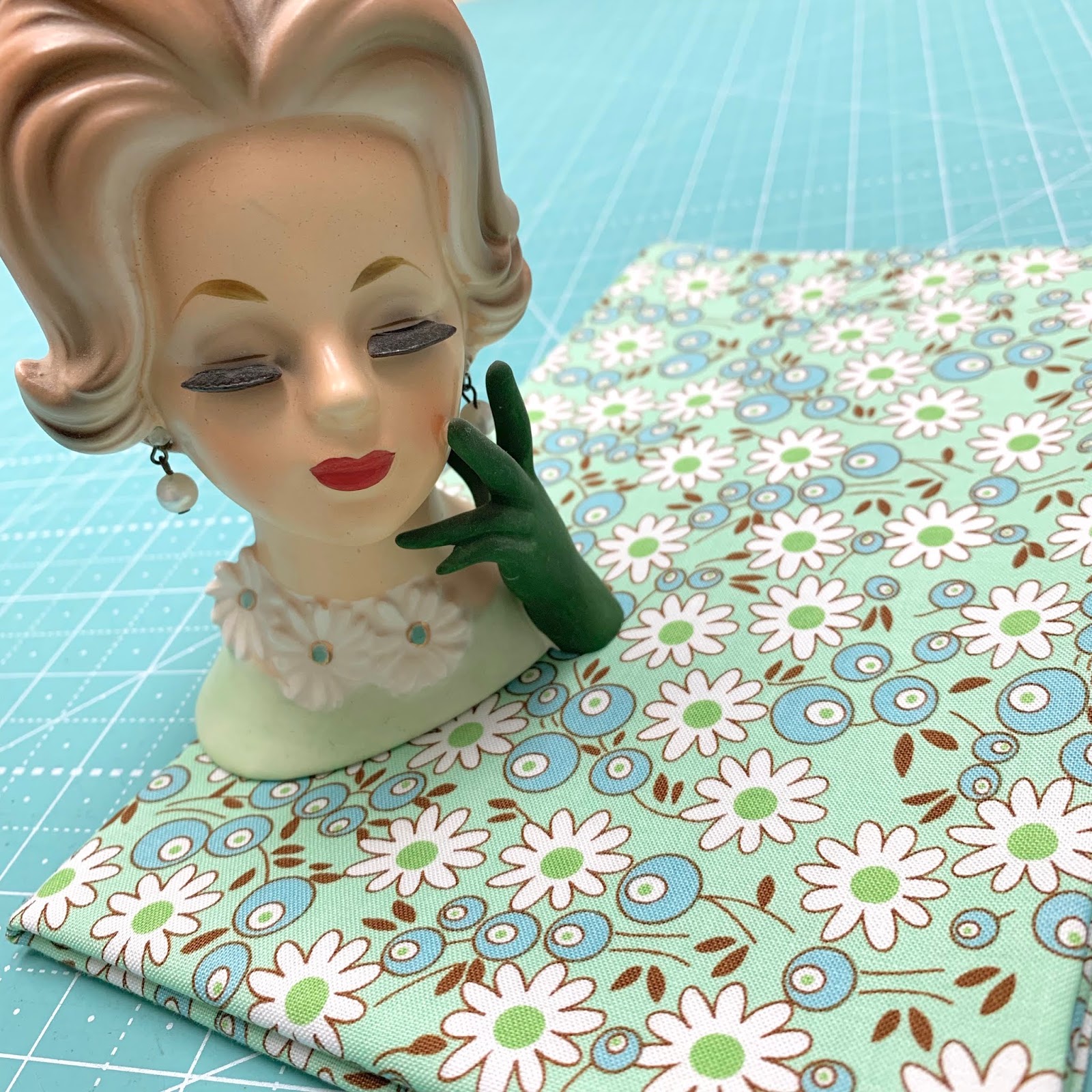 Bee In My Bonnet: Vintage Block Along - Block Six - Vintage Lily Block ...