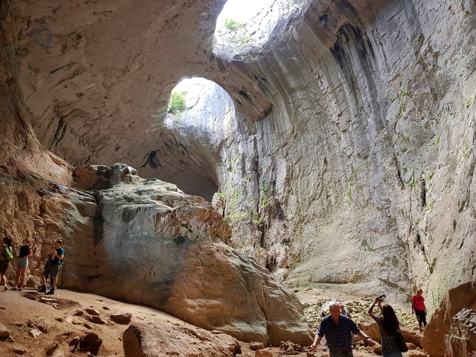 Peștera Prohodna (Ochii lui Dumnezeu) - Drumeție de weekend în Bulgaria ...