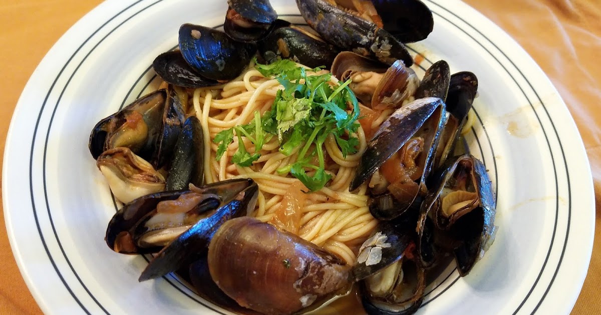 Little Bellevue Kitchen: Spaghetti with Mussels and Red Wine Marinara Sauce