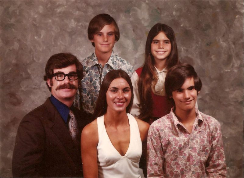 46 Intimate Pictures That Recall Family Portraits in the 1970s ...