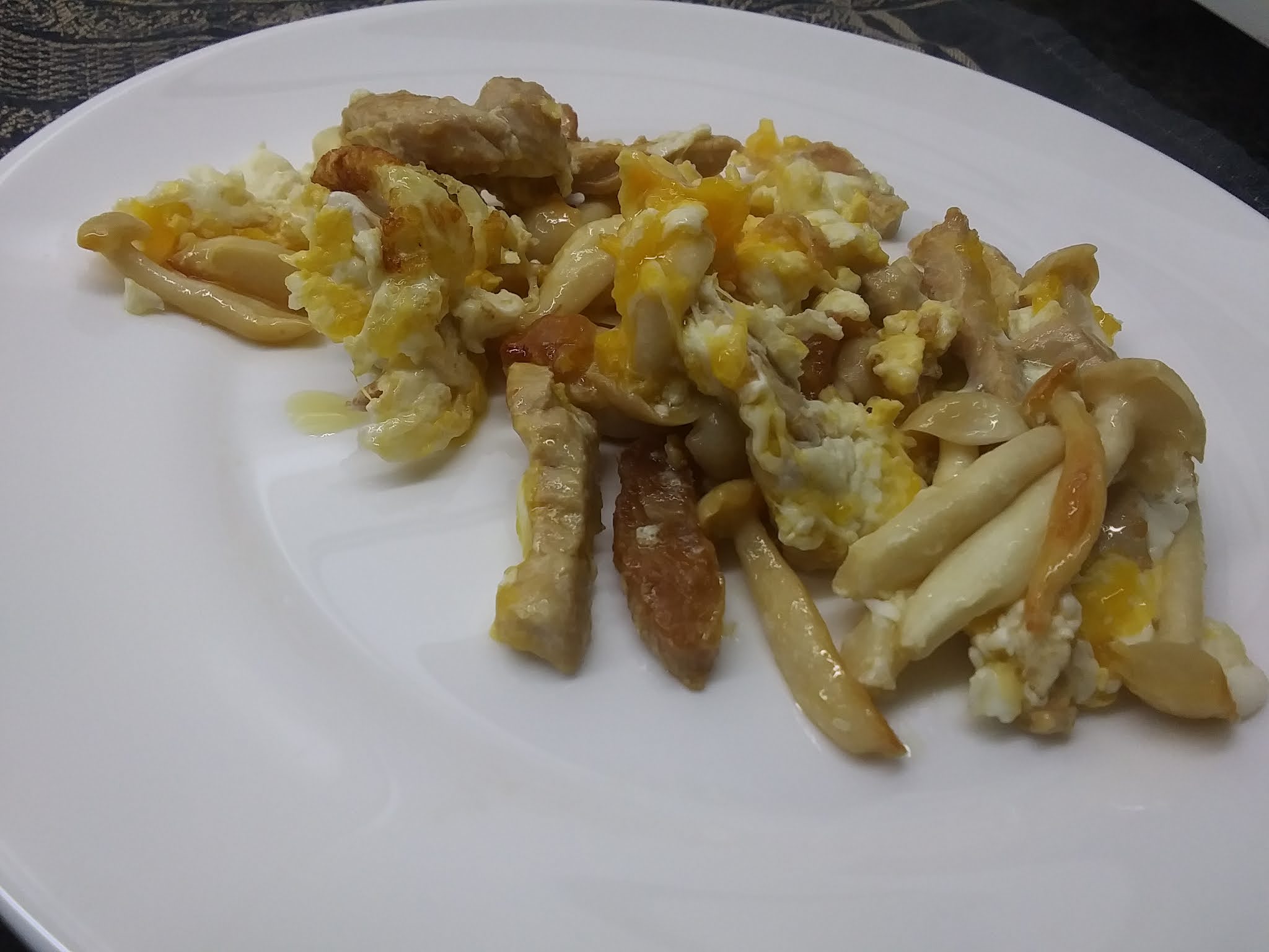 Revuelto de setas shimeji blancas con pavo