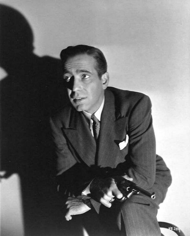 20 Amazing Vintage Photos of Humphrey Bogart Posing as a Gangster With ...