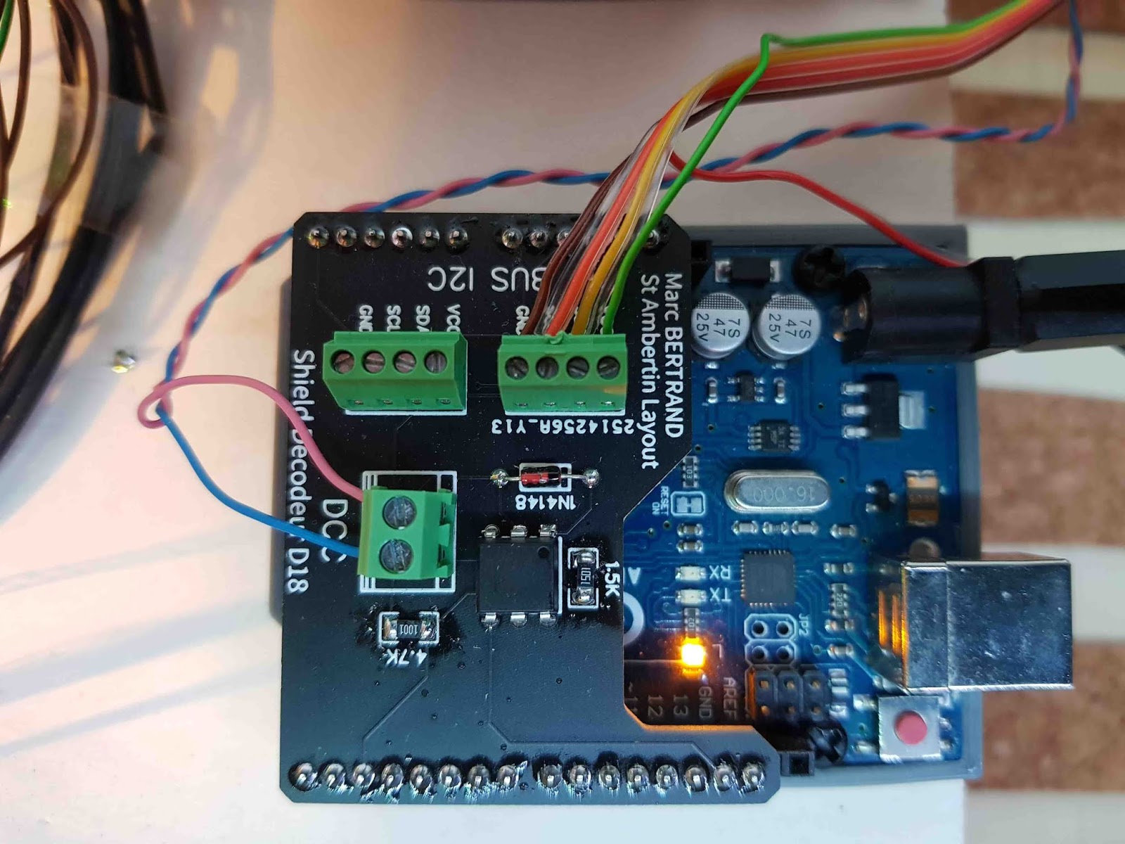 DCC: Un décodeur sur une base d'Arduino Uno qui en a dans le ventre