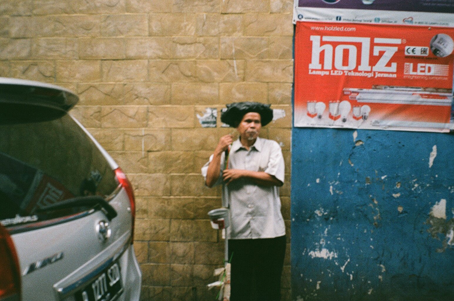 Matari Pagi Hari: Orang-Orang di Emperan Persimpangan Jalan