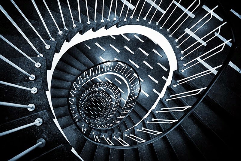 15 Mesmerizing Examples of Spiral Staircase Photography