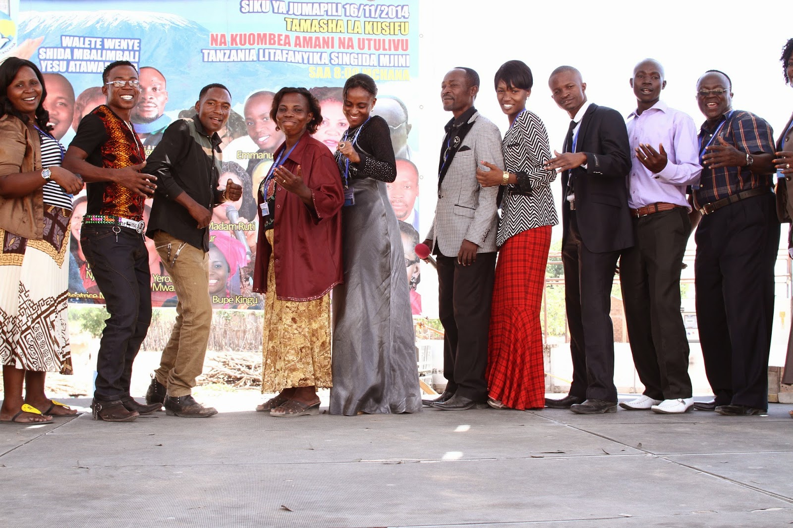 WAIMBAJI KUTOKA CHAMA CHA MUZIKI WA INJILI TANZANIA WAKIJITAMBULISHA KWA WANAKIJIJI WA USHORA ...