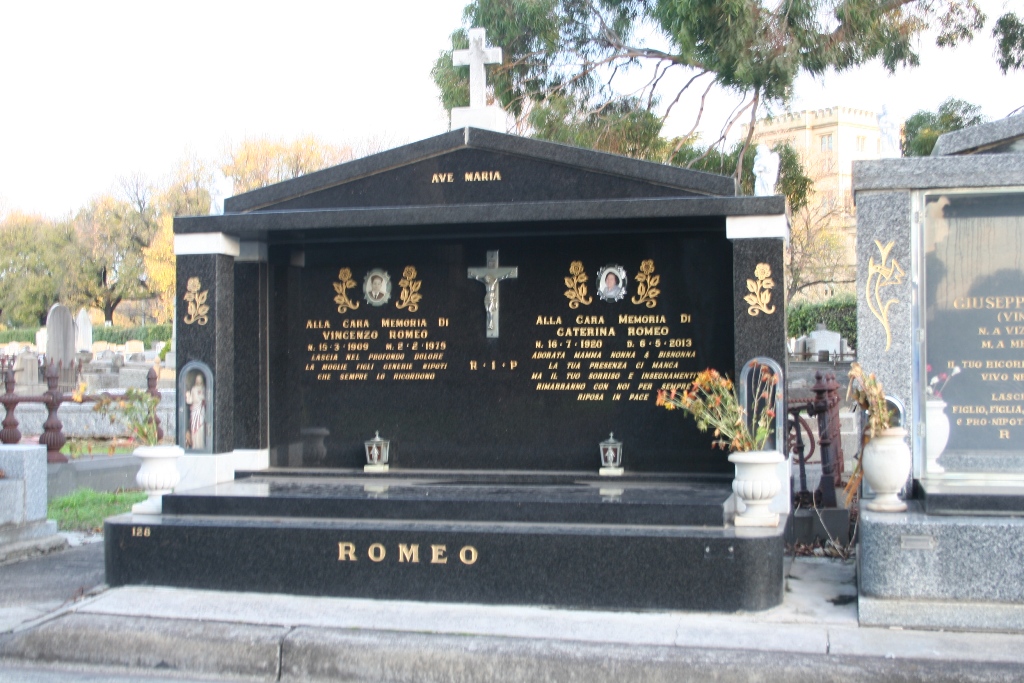 Model Batu Nisan Kuburan Kristen yang Terbuat dari Marmer - Jogja ...