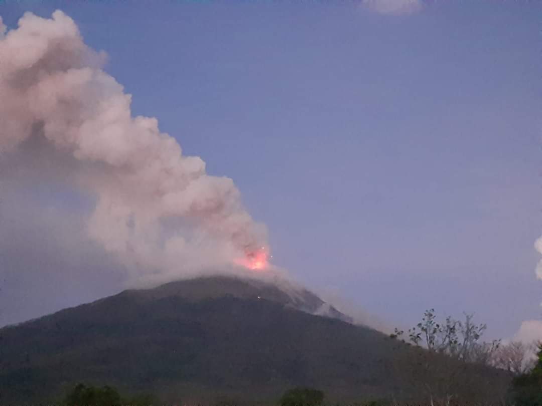 Culture Volcan: Puissante activité explosive au Lewotolo (Indonésie)