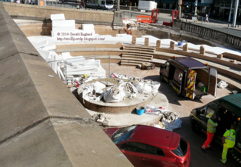 Stockport Daily Photo: Working in the Bear Pit