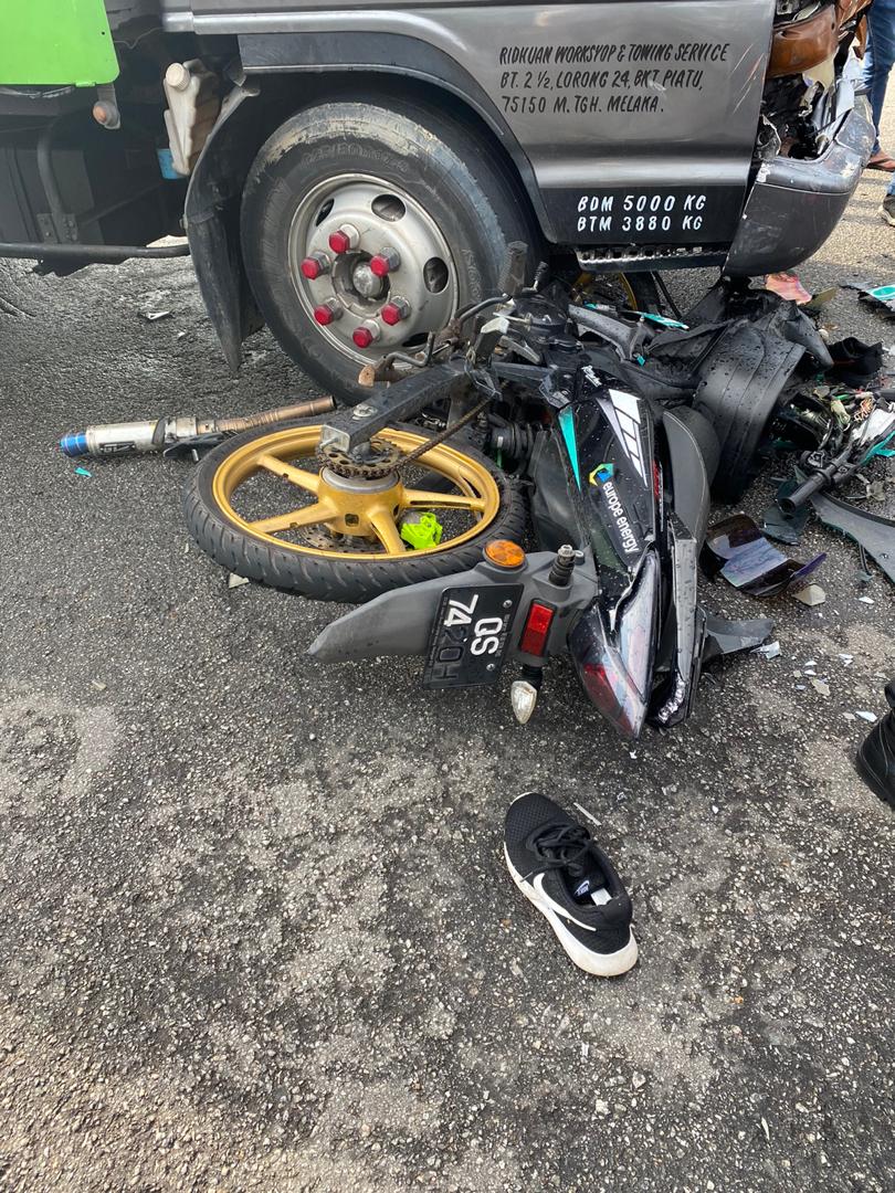 Seorang Anggota Tentera Maut, Rakan Cedera Motosikal Rempuh Lori | BEST FBKL