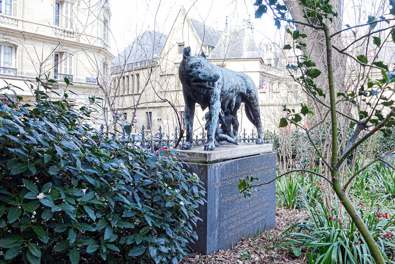 Paris : Louve Capitoline du Quartier Latin, symbole du jumelage ...