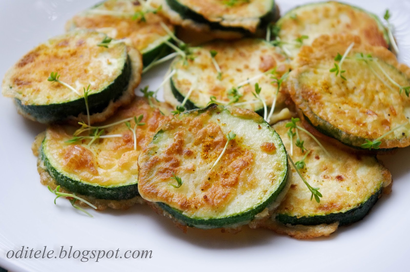 Oditėlės blogas: KEPTOS CUKINIJOS SU KARIU