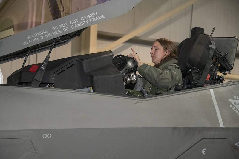 USAF pilot becomes first woman to fly F-35A into combat - Blog Before ...